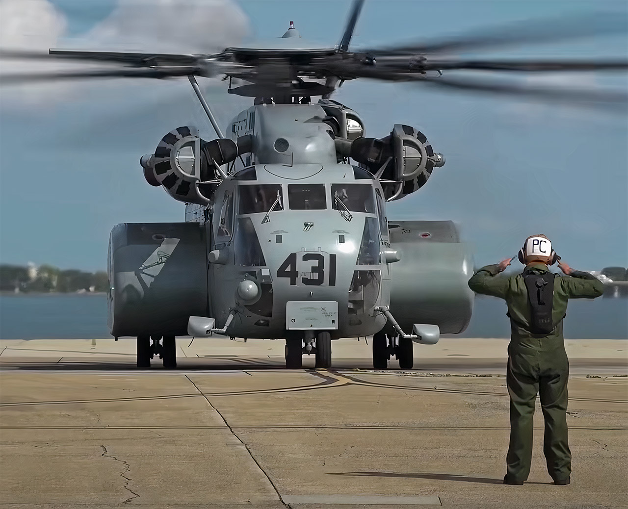 Up-Close Look at Sikorsky's MH-53, the U.S. Navy's Largest Helicopter ...