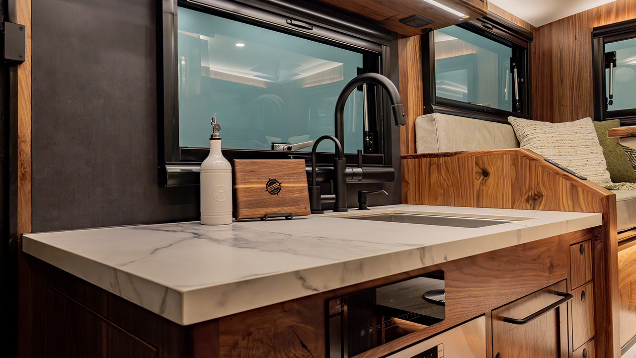 What It's Like to Live in a $900K EarthRoamer LTx, a Luxurious Ford F ...