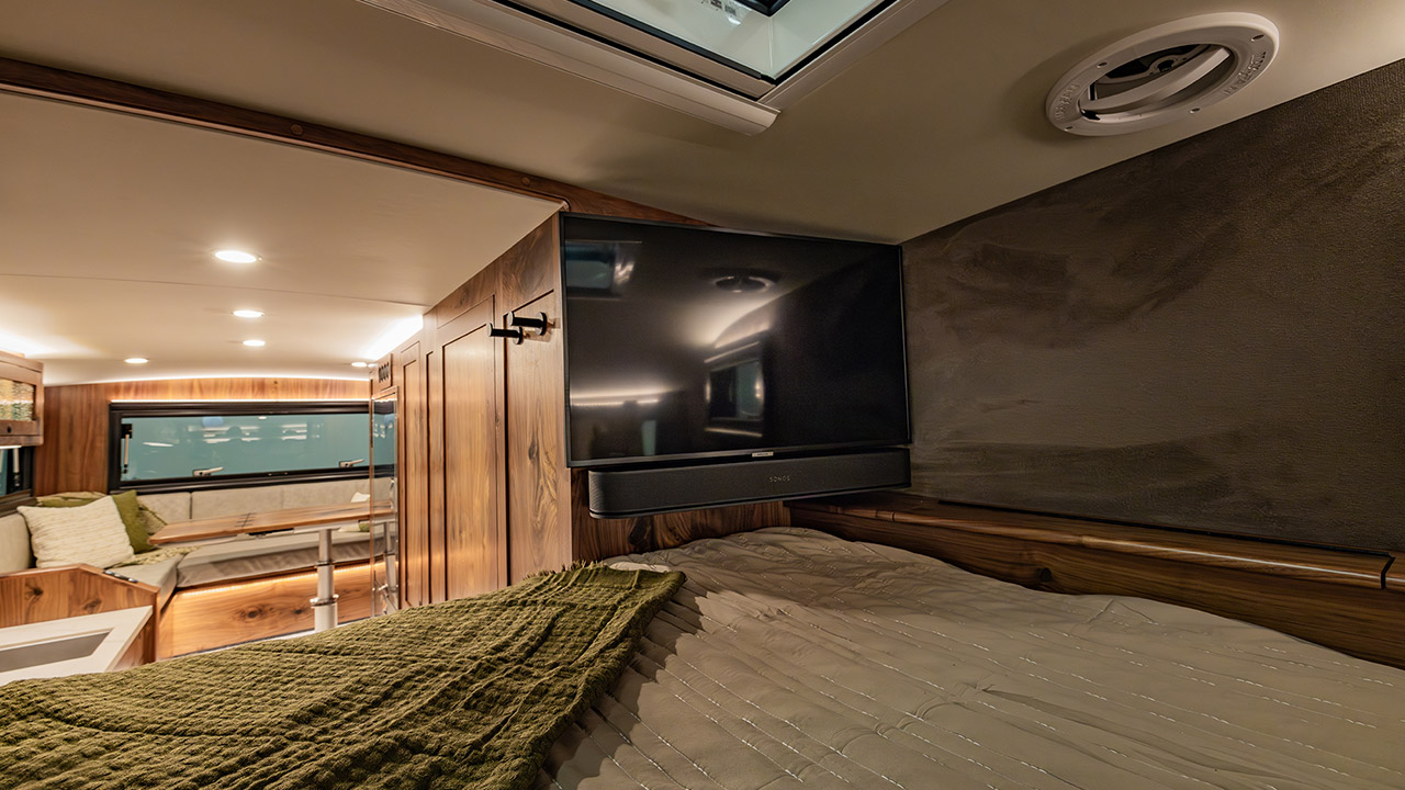 What It's Like to Live in a $900K EarthRoamer LTx, a Luxurious Ford F ...