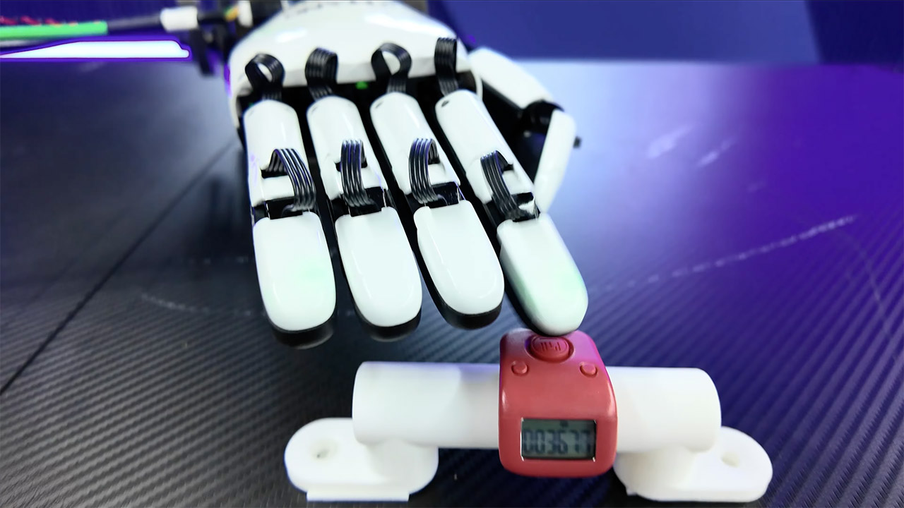 Robotera's XHAND1 is a Robotic Hand Designed for Esports Gaming - TechEBlog