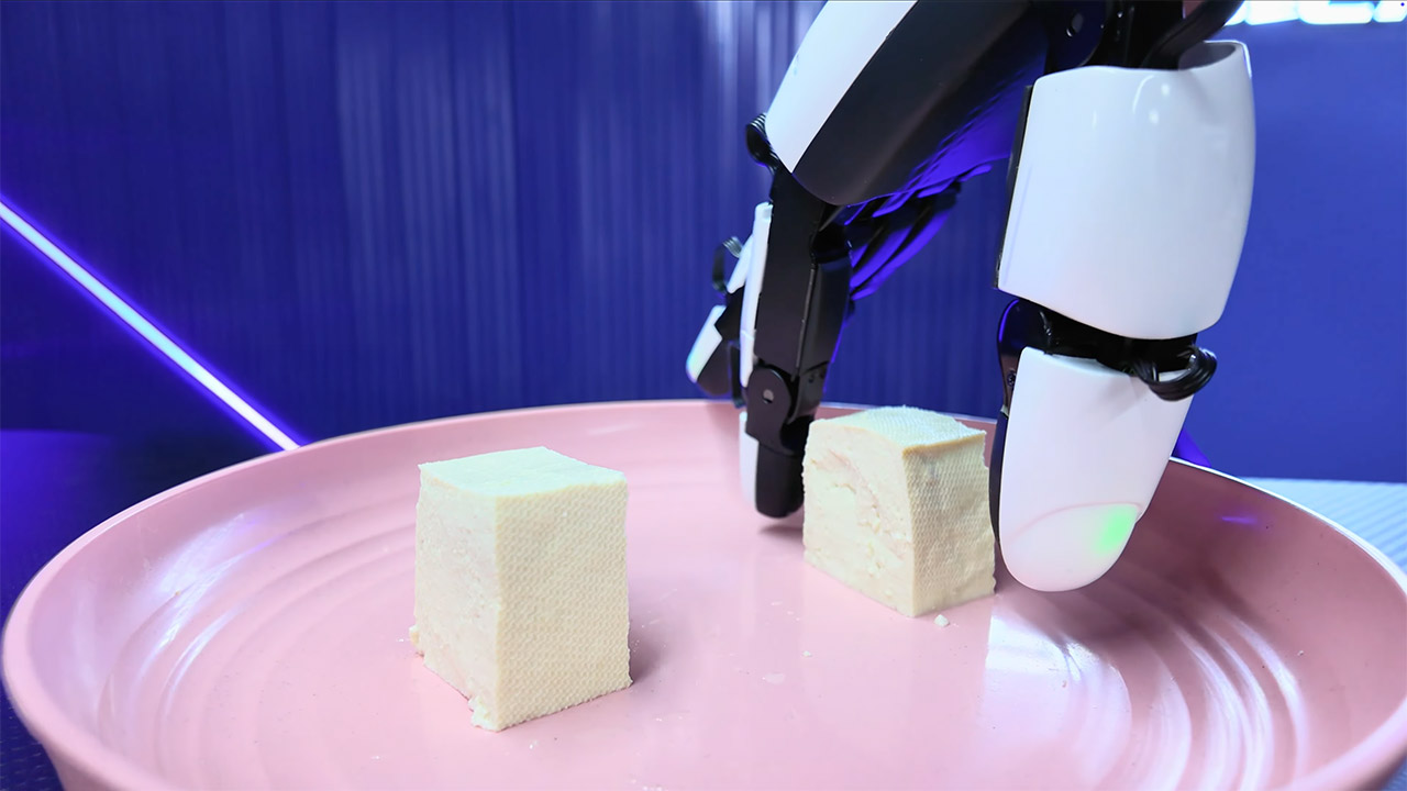 Robotera's XHAND1 is a Robotic Hand Designed for Esports Gaming - TechEBlog