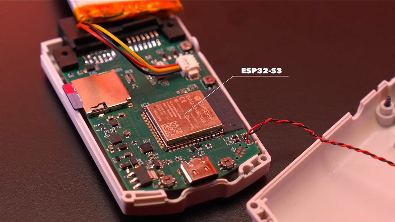 Hands-On with 8BitMods' VMU Pro, a Modern SEGA Dreamcast Memory Card That Doubles as a Retro ...