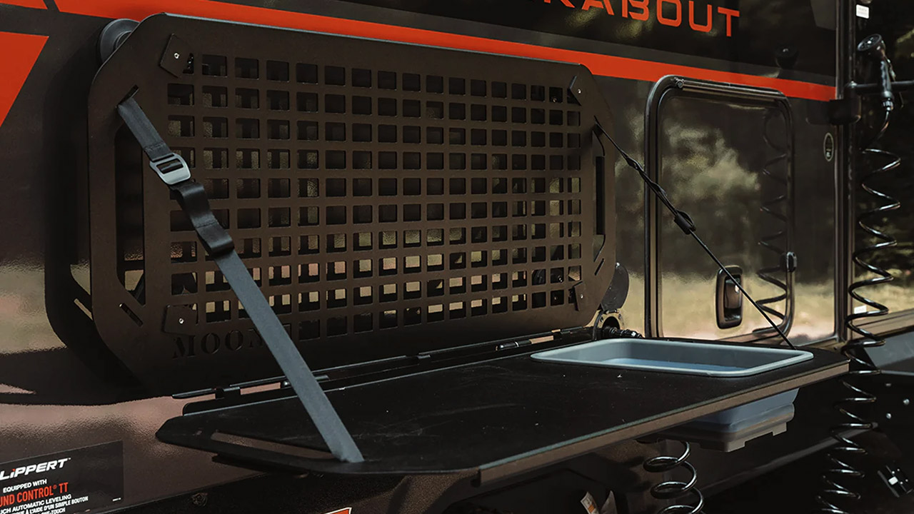 Keystone's Walkabout 26MAX Lets You Live Off the Grid in Luxury - TechEBlog