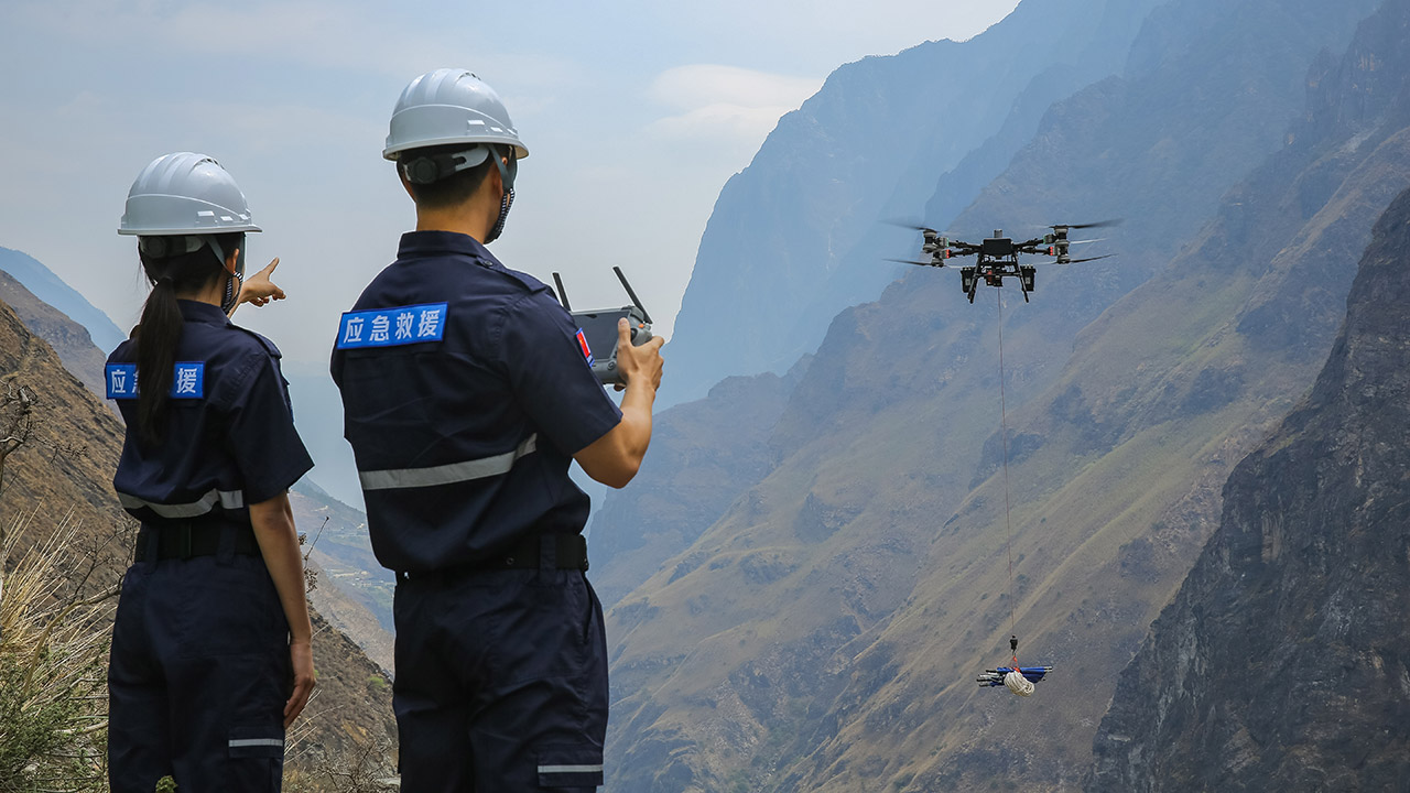 DJI FlyCart 100 Delivery Drone Carries a Warehouse in the Sky - TechEBlog