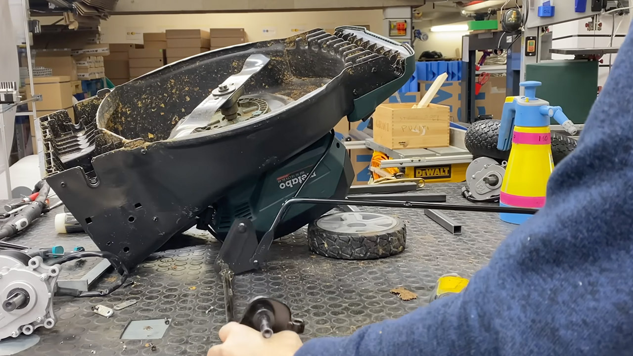 Custom Remote-Controlled Electric Lawnmower Lets You Pilot it Across ...